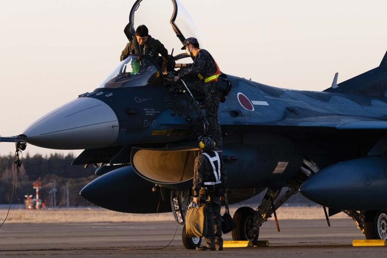 F2戦闘機のパイロットと整備士を、航空自衛隊百里基地で取材した！後編。 | Workers in Japan | 人と仕事の情報発信サイト