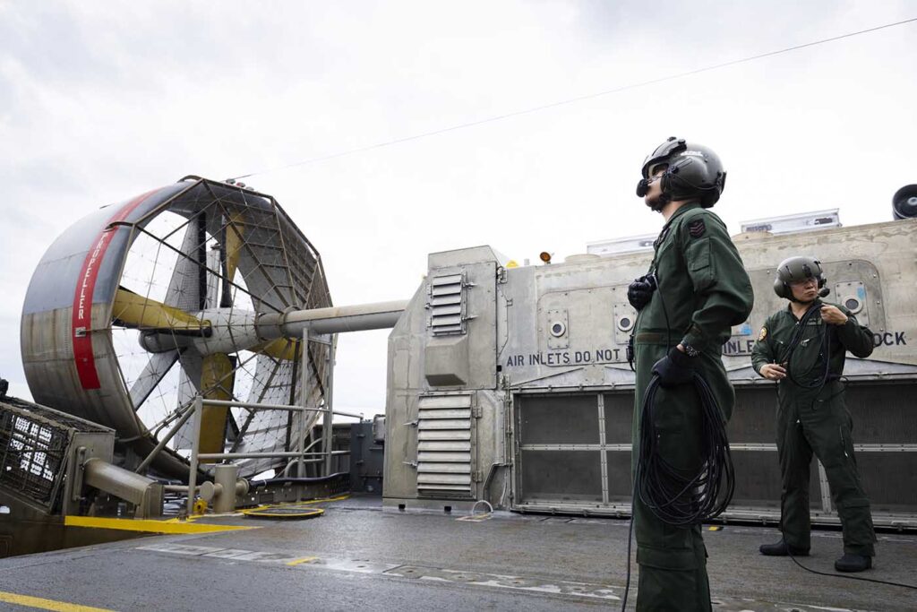 海上自衛隊のLCACと輸送艦の訓練に同行した。 | Workers in Japan | 人と仕事の情報発信サイト